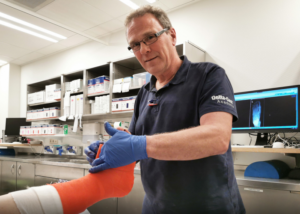 Theo is al 38 jaar gipsverbandmeester: ‘Voetjes tussen de spaken, dat ...