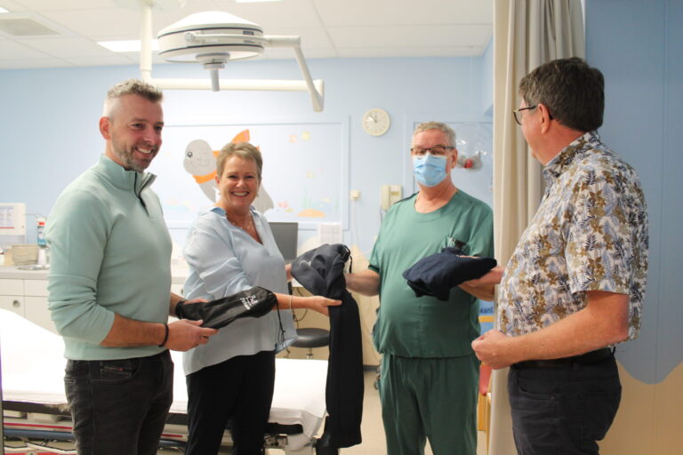 Vrienden van ZorgSaam schenken kleding aan SEH - ZorgSaam