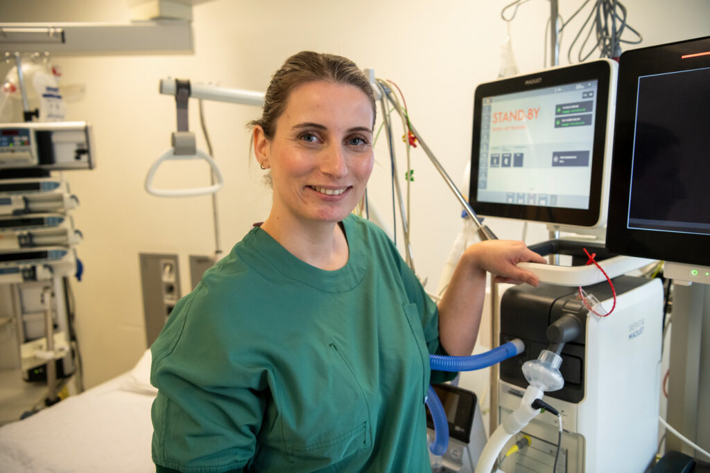 ZorgSaam-ziekenhuis maakt studenten enthousiast voor intensive care: ‘Tijd van afwachten is ...