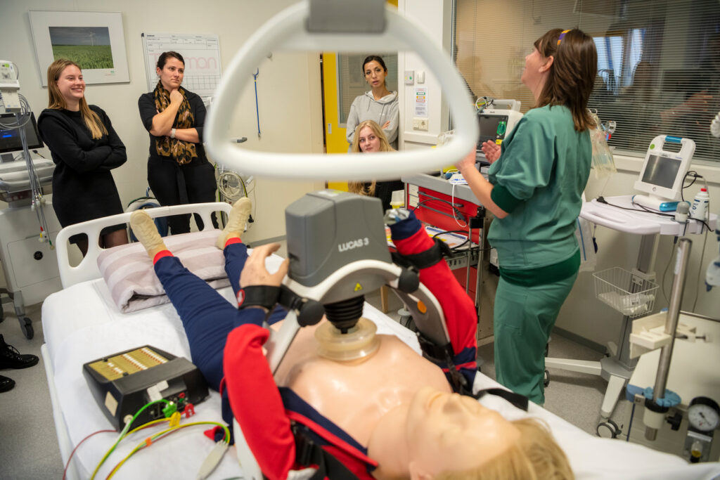 ZorgSaam-ziekenhuis maakt studenten enthousiast voor intensive care: ‘Tijd van afwachten is ...